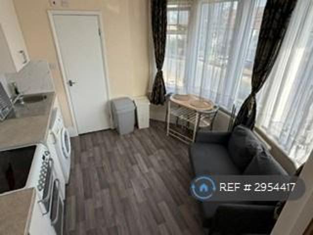 Grenoble Gardens, London, N13 Studio to rent £1,099 pcm £254 pw