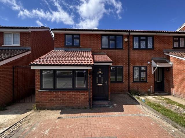 Gresham Drive, Romford 4 bed barn conversion to rent £2,300 pcm £531 pw