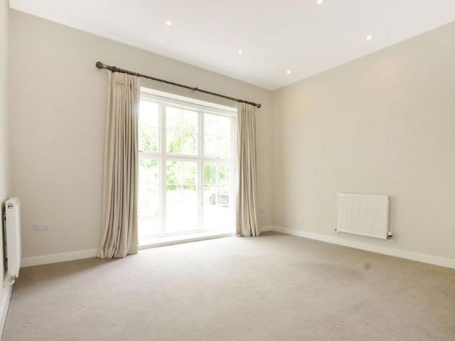 Gresham Park Road, Old Woking. 2 bed flat to rent £2,200 pcm £508 pw