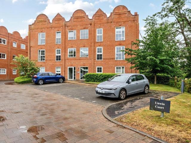 Gresham Park Road, Old Woking. 2 bed flat to rent £2,500 pcm £577 pw