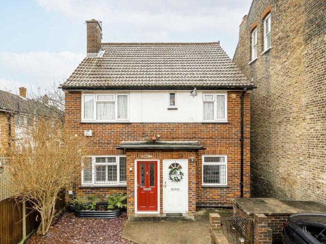 Griffiths Road, Wimbledon SW19, 2 bed flat to rent, £2,400 pcm | PrimeLocation
