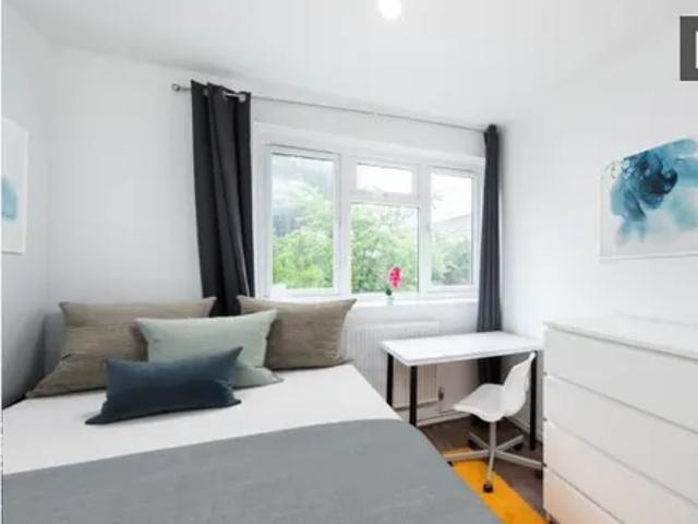 Griffin Primary School, Stewarts Road, London, SW8 4JB, United Kingdom | Room for rent #123318718 | Rentberry