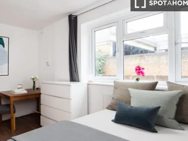 Griffin Primary School, Stewarts Road, London, SW8 4JB, United Kingdom | Room for rent #123318868 | Rentberry