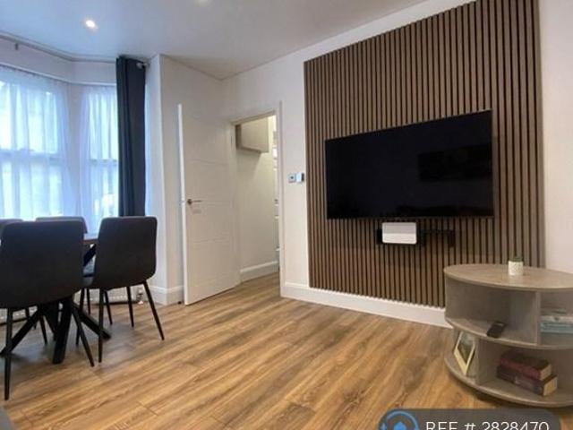 Griffin Road, London, SE18 1 bed end of terrace house to rent £2,250 pcm £519 pw