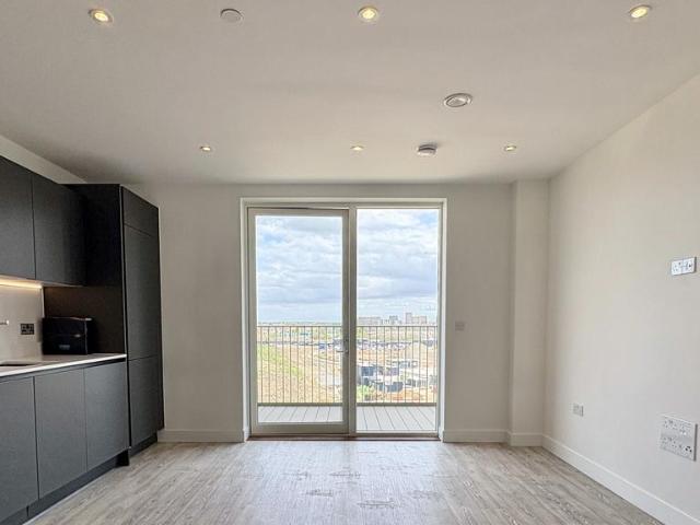Gwen Davis Way 1 bed flat to rent £1,495 pcm £345 pw