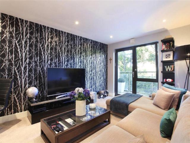 Gwynne Road, Battersea, London, SW11 2 bed flat to rent £2,750 pcm £635 pw