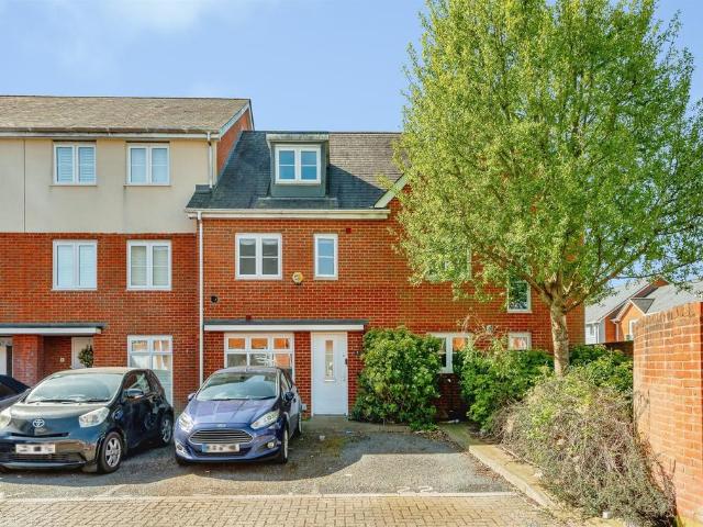 Gumbrell Mews, Redhill, RH1 4 bed terraced house to rent £2,400 pcm £554 pw