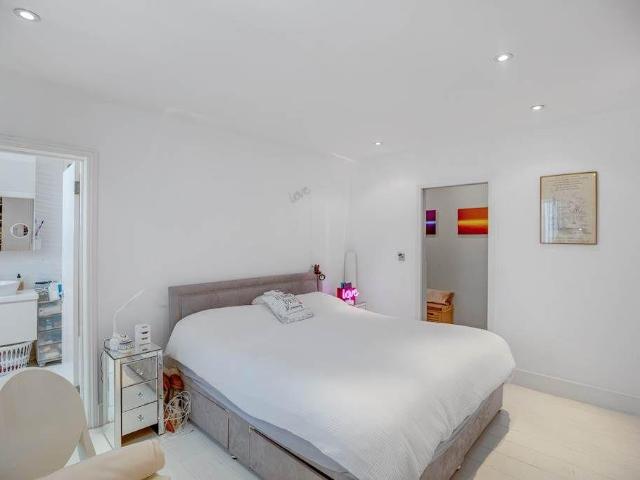 Gunter Grove, London SW10 2 bed flat to rent £4,117 pcm £950 pw