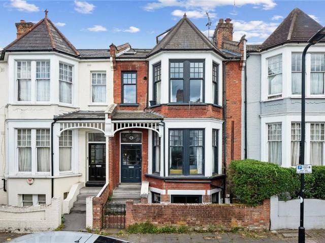 Gunton Road, London, E5 2 bed flat to rent £2,400 pcm £554 pw