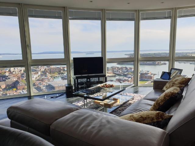 Gunwharf Quays, Portsmouth PO1 2 bed apartment to rent £3,300 pcm £762 pw