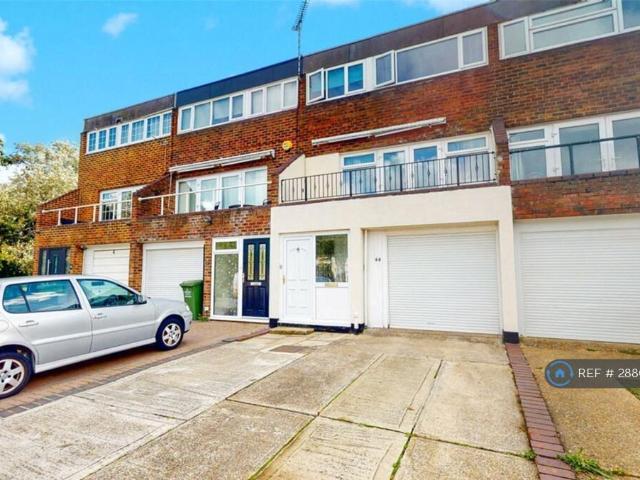 Gun Hill Place, Basildon, SS16 4 bed terraced house to rent £1,900 pcm £438 pw