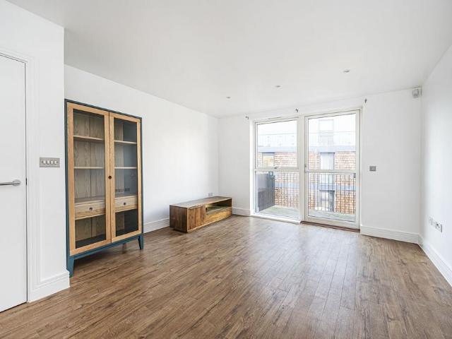 Gunmakers Lane, E3, Victoria Park. 1 bed flat to rent £2,400 pcm £554 pw