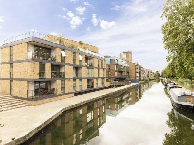 Gunmakers Lane, London E3 2 bed flat to rent £2,799 pcm £646 pw