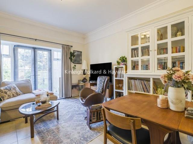 Gunnersbury Avenue, Ealing, London, W5