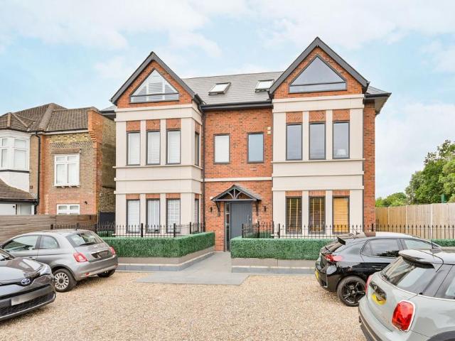 Gunnersbury Avenue, Ealing, London, W5 2 bed flat to rent £3,700 pcm £854 pw