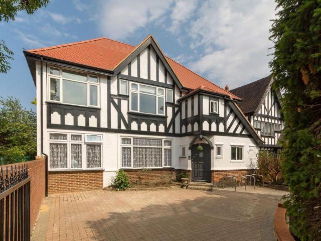 Gunnersbury Avenue, Ealing, London, W5 2 bed flat to rent £2,400 pcm £554 pw