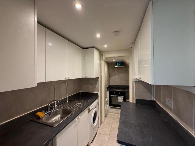 Gunnersbury Avenue, Ealing 1 bed flat to rent £1,750 pcm £404 pw