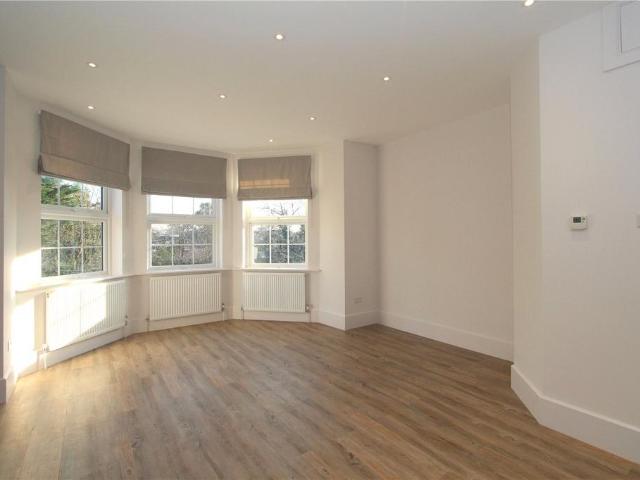 Gunnersbury Avenue, London, W5 2 bed apartment to rent £2,475 pcm £571 pw