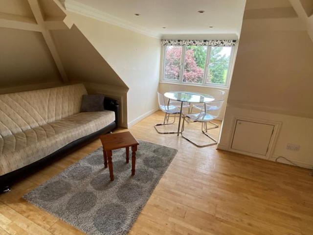 Gunnersbury Avenue, London W5 2 bed flat to rent £1,750 pcm £404 pw