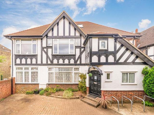 Gunnersbury Avenue, London W5 3 bed flat to rent £2,400 pcm £554 pw