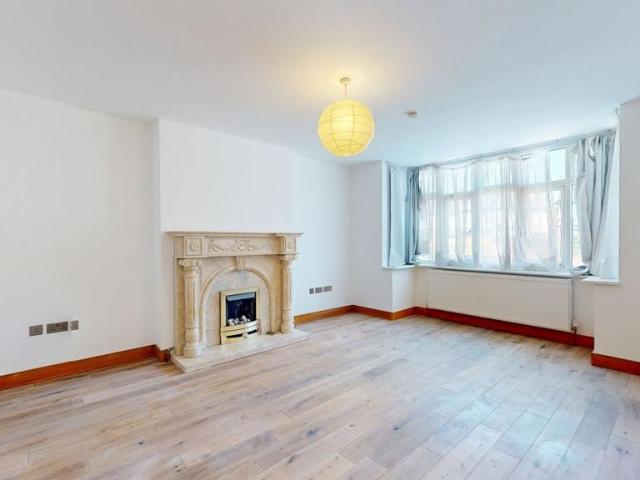 Gunnersbury Avenue, London W5 3 bed flat to rent £3,000 pcm £692 pw