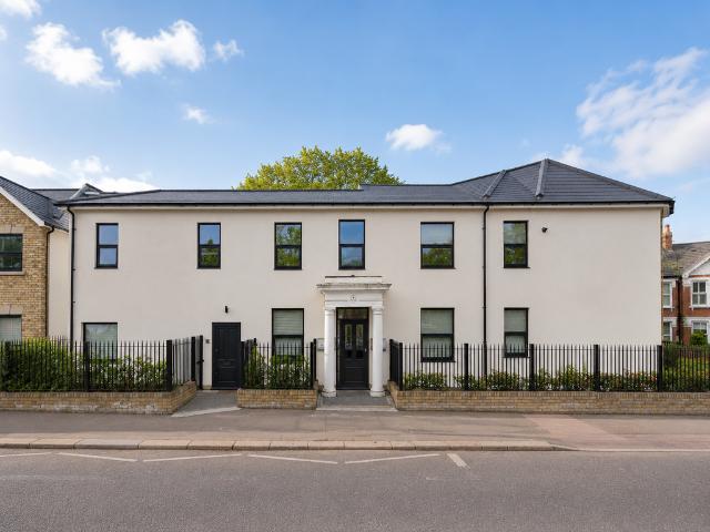 Gunnersbury Lane, Acton W3 8ED 2 bed flat to rent £2,500 pcm £577 pw