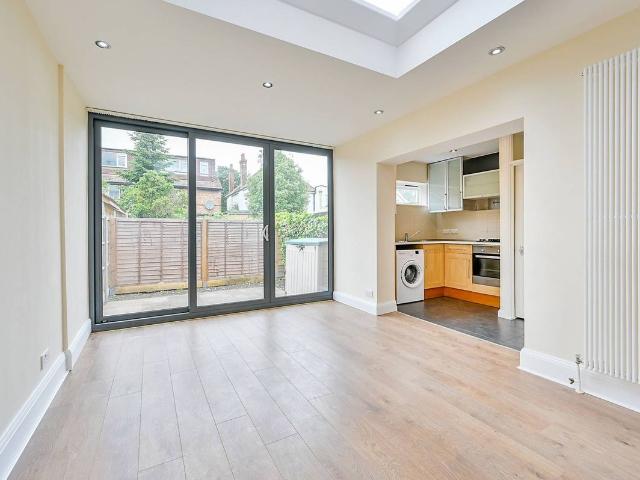 Gunnersbury Lane, Gunnersbury, London W3, 2 bed flat to rent, £2,600 pcm | PrimeLocation