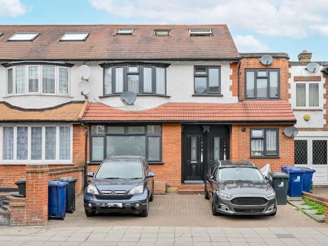 Gunnersbury Lane, Gunnersbury. 2 bed flat to rent £2,600 pcm £600 pw