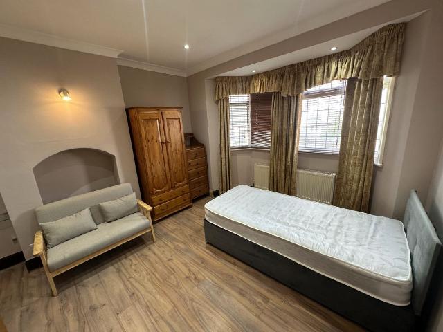 Gunnersbury Lane, London W3, Studio to rent, £1,250 pcm | PrimeLocation