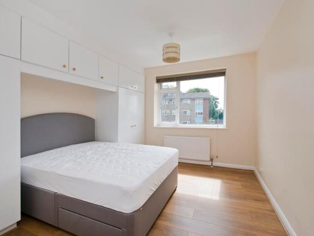 Gunnersbury Manor, Elm Avenue, London, W5
