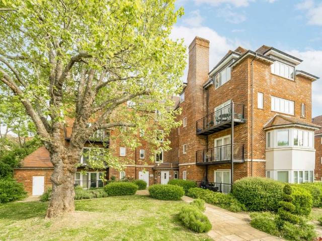 Guardhouse Way, London NW7 3 bed flat to rent £2,500 pcm £577 pw