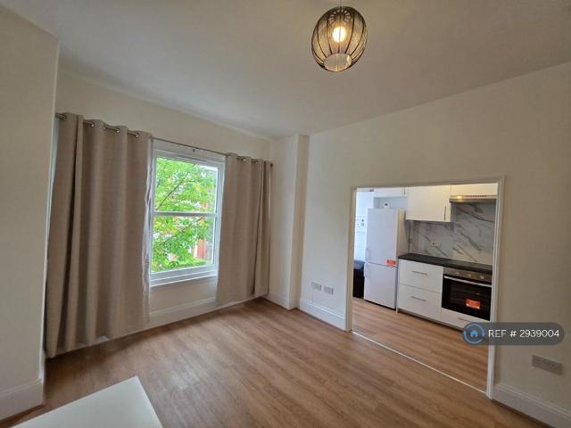 Gubyon Avenue, London, SE24 1 bed flat to rent £1,850 pcm £427 pw