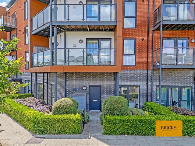 Gubbins Lane, Romford RM3 2 bed apartment to rent £2,000 pcm £462 pw