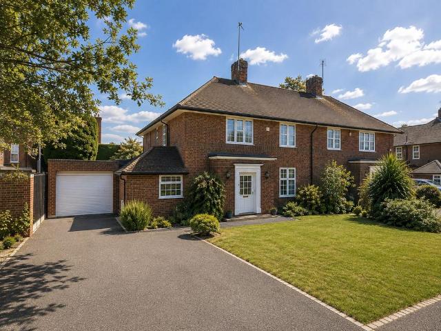 Guessens Road, Welwyn Garden City, AL8 3 bed semi detached house to rent £3,500 pcm £808 pw