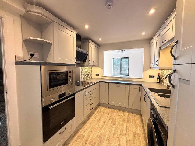 Guildford Close, EXETER, EX4 4 bed property to rent £1,900 pcm £438 pw