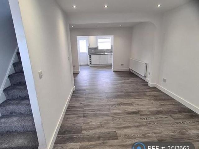 Guildford Avenue, Feltham, TW13 5 bed end of terrace house to rent £3,500 pcm £808 pw