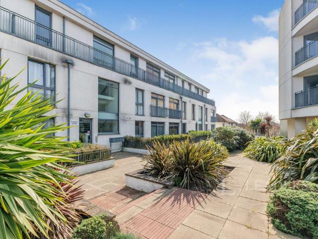 Guildford Street, Chertsey, KT16 1 bed flat to rent £1,325 pcm £306 pw