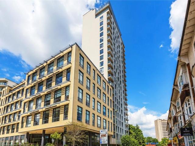 Guildford Road, Woking GU22 2 bed apartment to rent £1,650 pcm £381 pw
