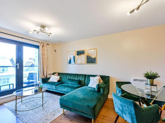 Guildford Road, Woking, GU22 2 bed flat to rent £1,800 pcm £415 pw