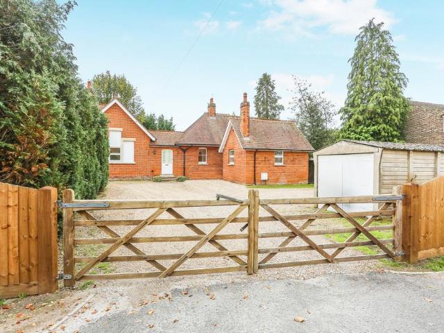 Guildford Road, Bisley GU24 5 bed semi detached house to rent £3,250 pcm £750 pw