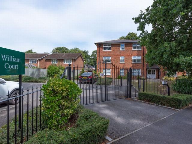 Guildford Road East, Farnborough GU14, 2 bed flat to rent, £1,525 pcm | PrimeLocation