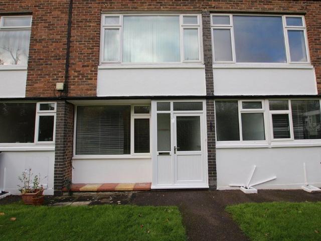 Guildford Road, Horsham 2 bed flat to rent £1,450 pcm £335 pw