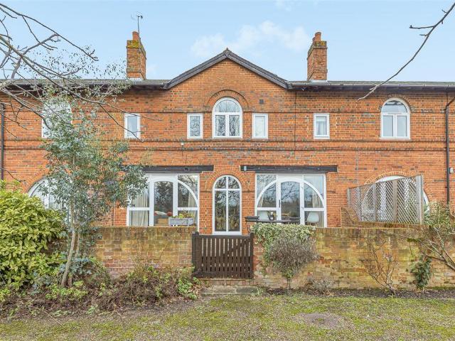Guileshill Lane Ockham 3 bed cottage to rent £2,300 pcm £531 pw