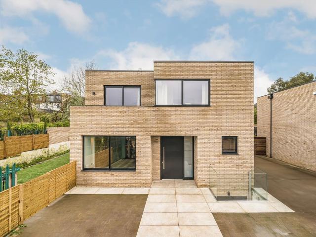 Gulliver Place, London N10, 4 bed property to rent, £9,500 pcm | PrimeLocation