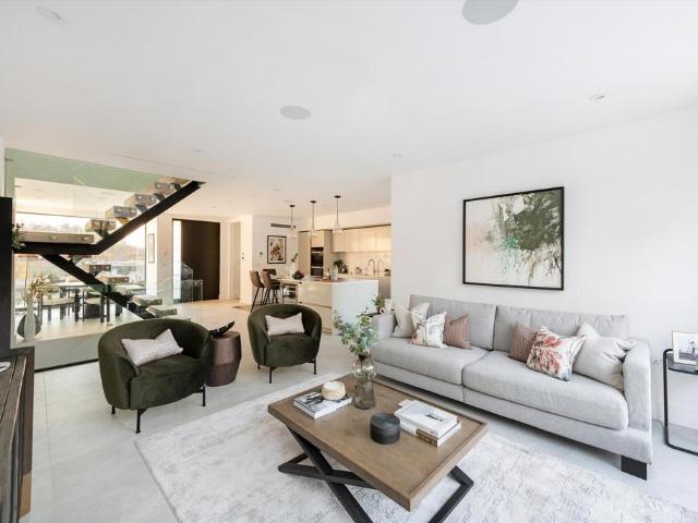 Gulliver Place, London, N10 5 bed semi detached house to rent £8,749 pcm £2,019 pw