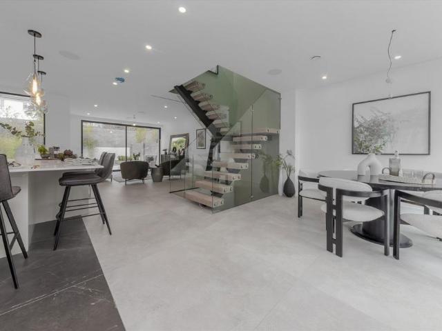 Gulliver Place, London N10 5 bed semi detached house to rent £8,750 pcm £2,019 pw