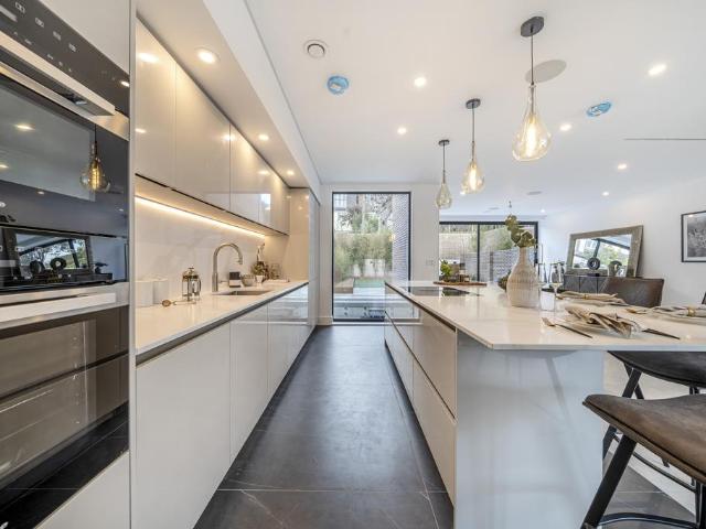Gulliver Place, Muswell Hill, London. 4 bed semi detached house to rent £8,750 pcm £2,019 pw