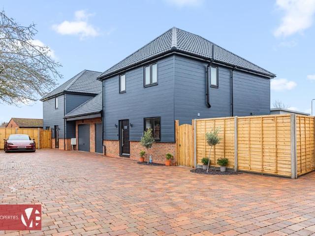 Gurwood Close Duke Street, Hoddesdon. 3 bed semi detached house to rent £2,450 pcm £565 pw