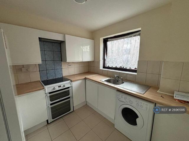 Gurney Close, Barking, IG11 2 bed flat to rent £1,695 pcm £391 pw