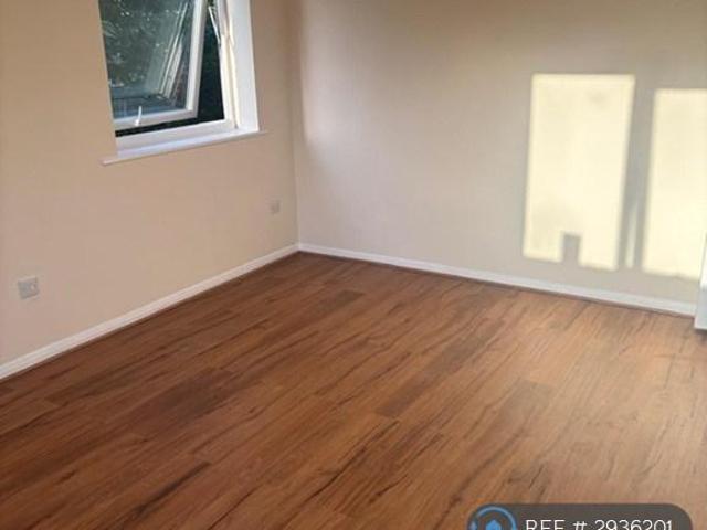 Gurney Close, Barking, IG11 2 bed flat to rent £1,750 pcm £404 pw